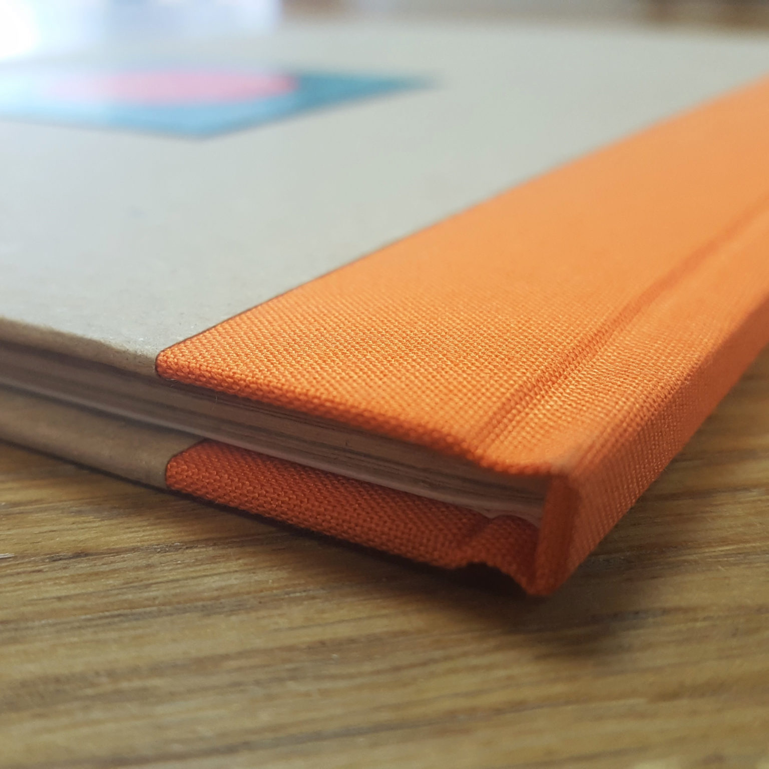 Reliure cousue à dos carré et contemporaine - Atelier de reliure dans l'Ain